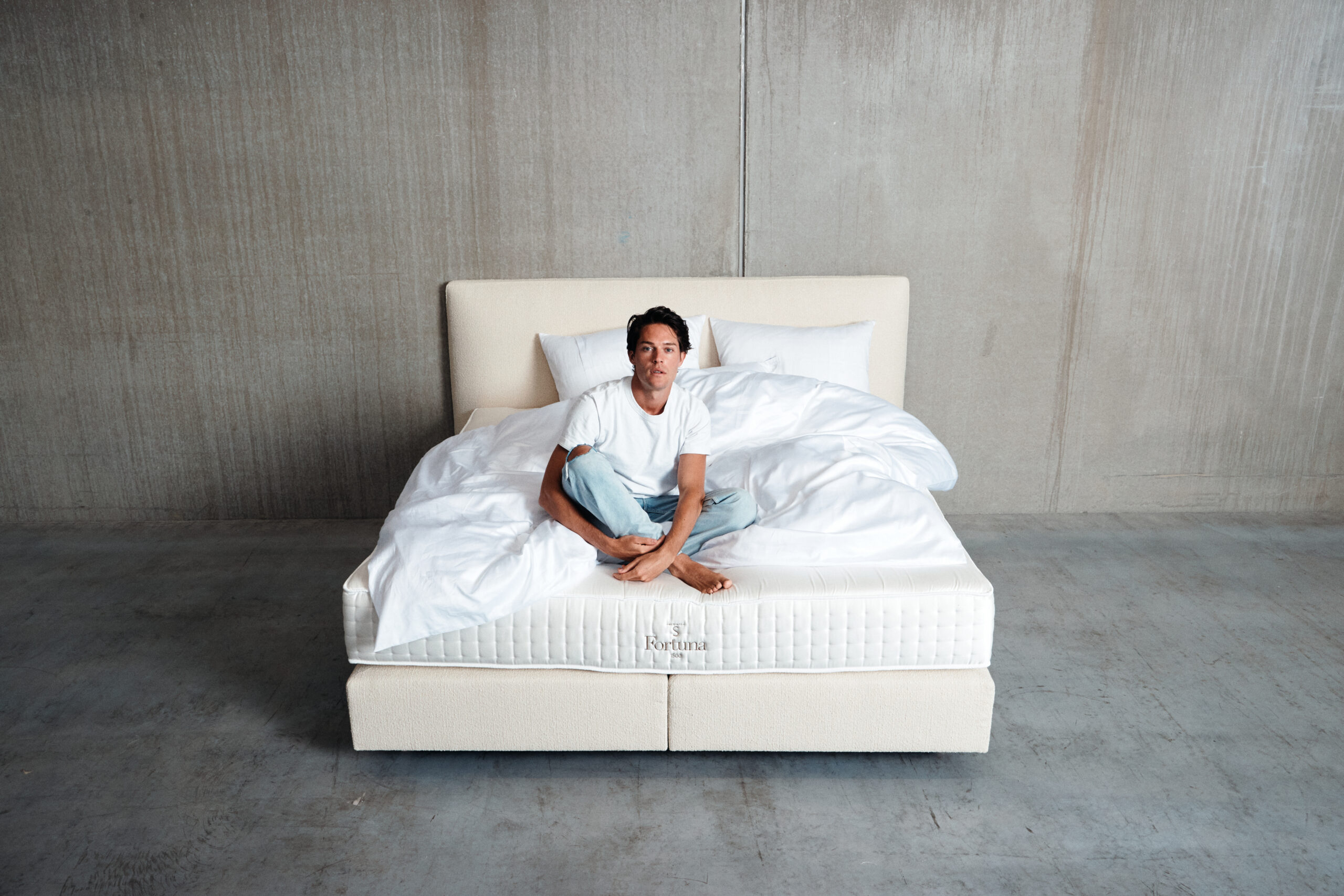 Samenwerking tussen het Belgische model en ontwerper Cesar Casier en ...